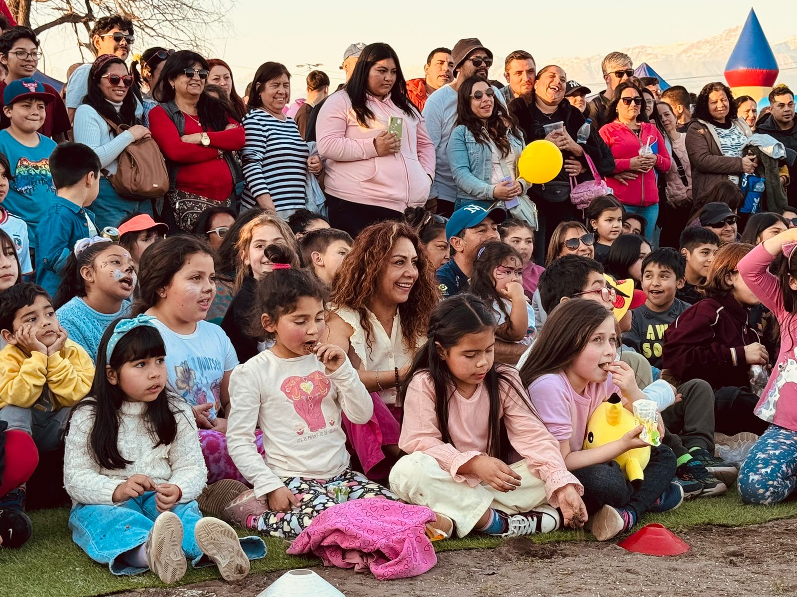 Más de 5 mil personas asistieron a la exitosa celebración del Día de ... Más de 5 mil personas asistieron a la exitosa celebración del Día de ...